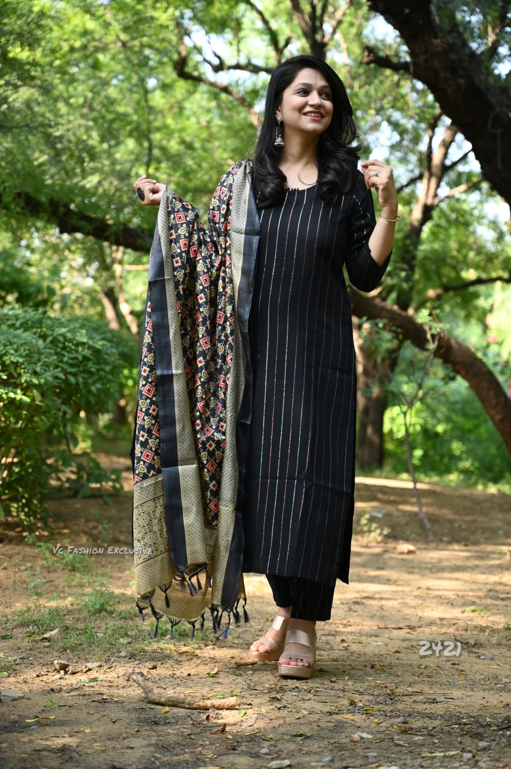 Black zari & Balls on neck – Aaryes Collection