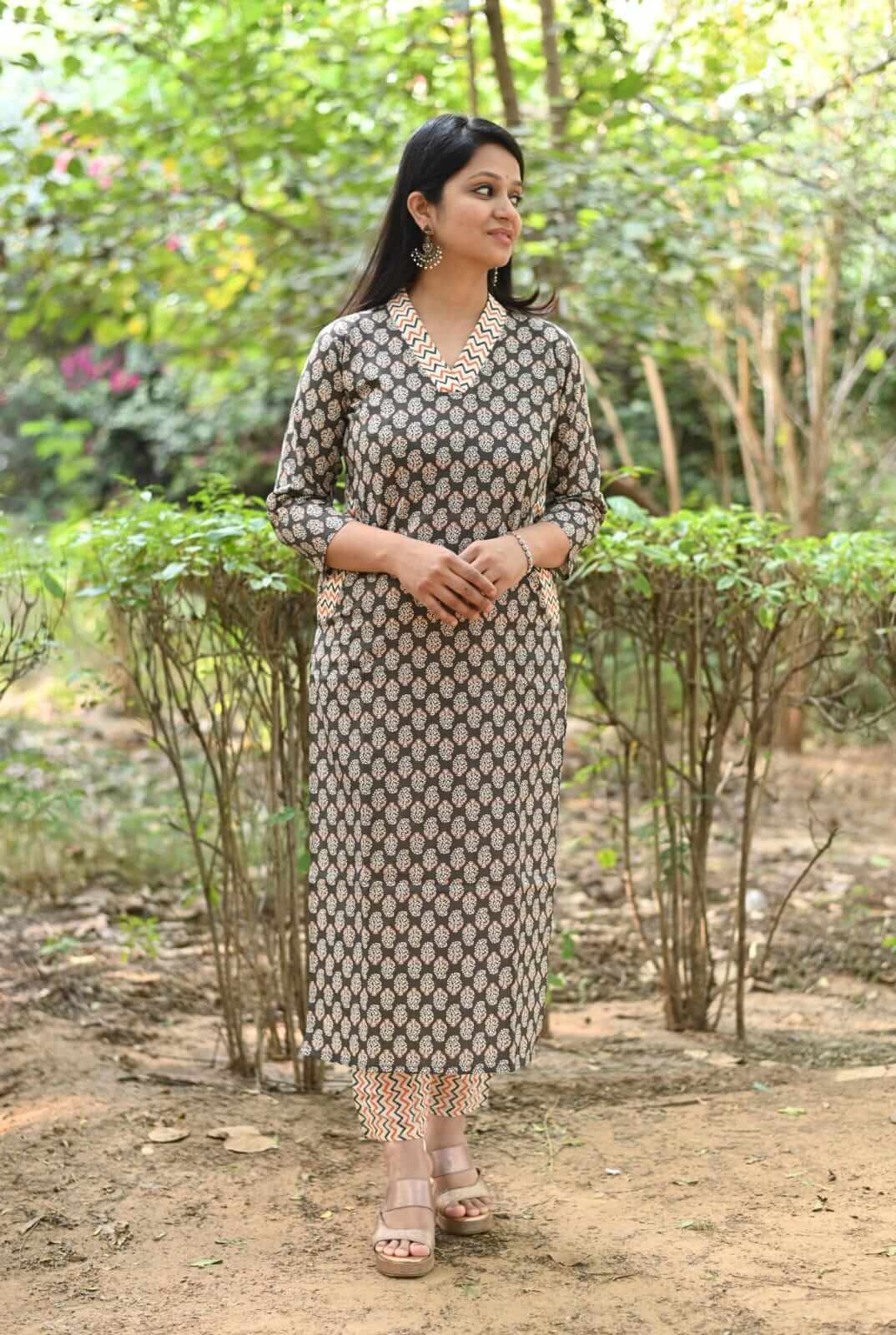 V Neck Coset – Aaryes Collection
